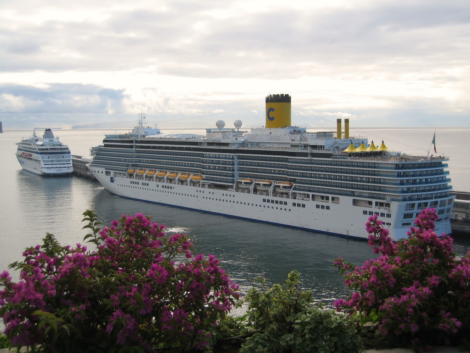 MADEIRA SHIPS: Aida Cara & Costa Luminosa