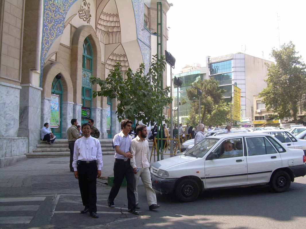 Peristiwa . . . .: foto Prof Ali Aziz di Iran