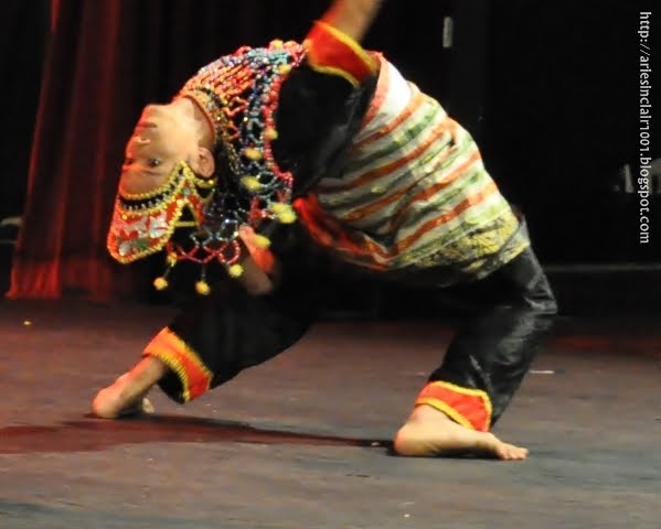 Dari Hatiku... Arie Al-Azhar Othman: Tari Inai