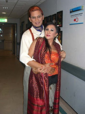 gossip artis malaysia: Azizah Mahzan & Zaefrul Nordin berpeluk sakan