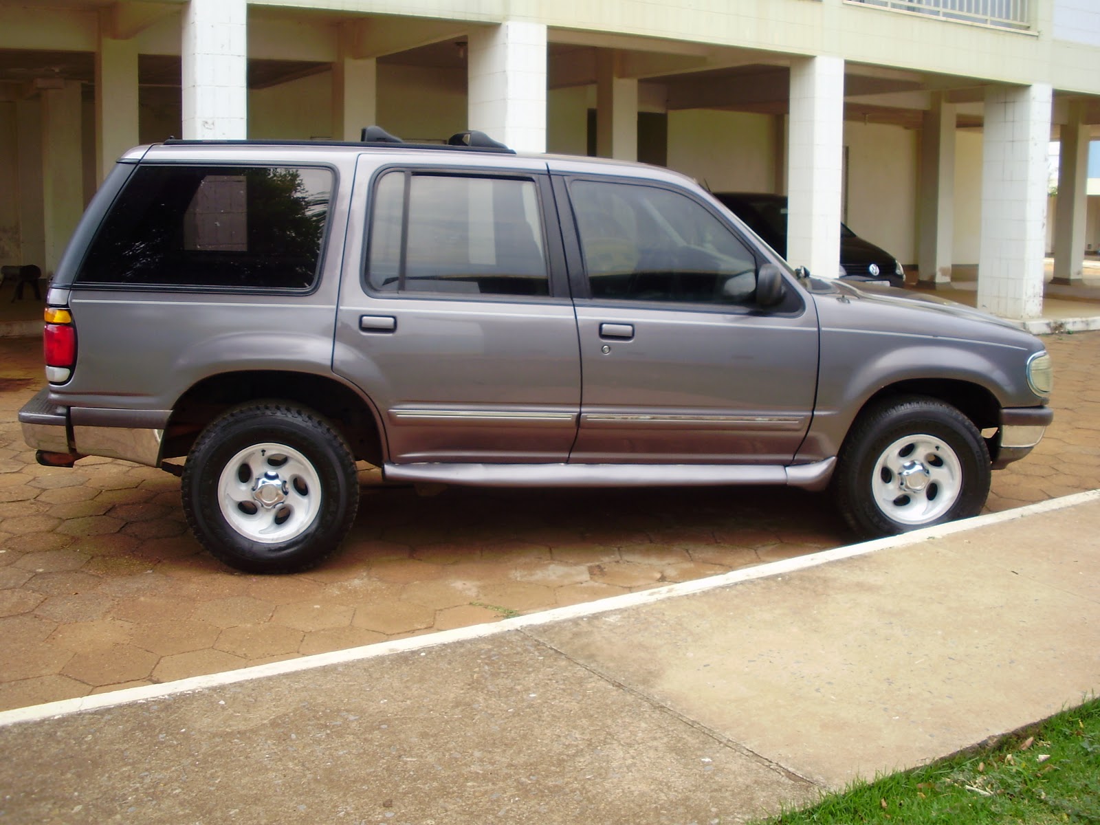 OFERTASMT: CAMINHONETE FORD EXPLORER 95 R$ 10.900,00 - V6 GASOLINA