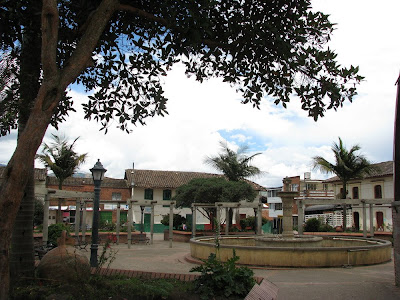 EN MOTO POR COLOMBIA: RUTA CHIPAQUE, UNE Y CÁQUEZA