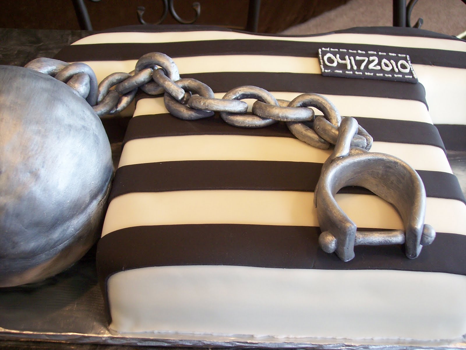MyMoniCakes: Ball & Chain Grooms Cake