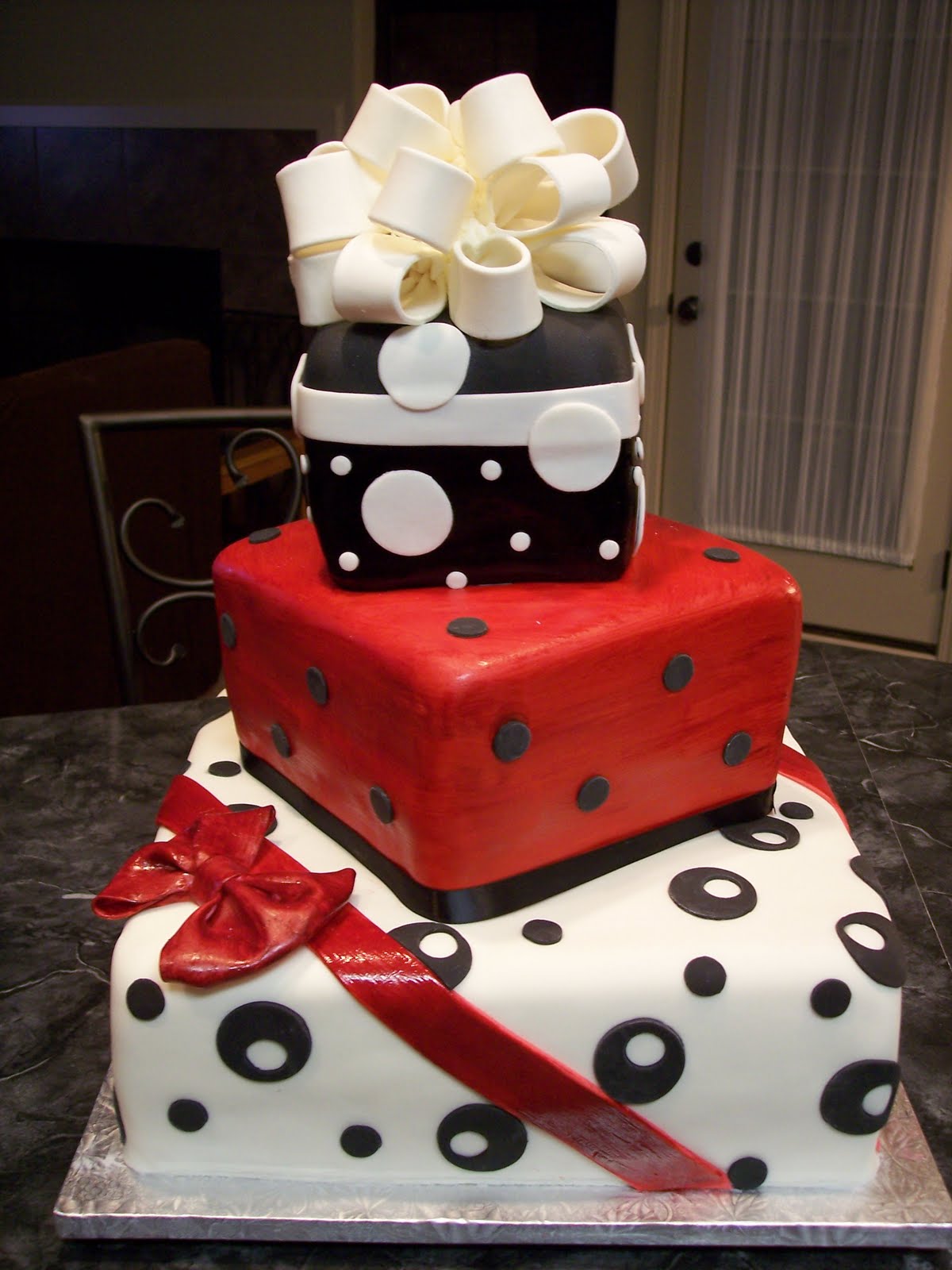 MyMoniCakes: 3 Tier 