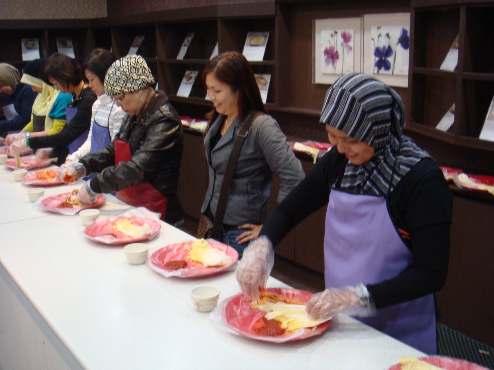 Papan tanda KimChi School punya la besar. Klu tak nampak juga, tak tahu ...