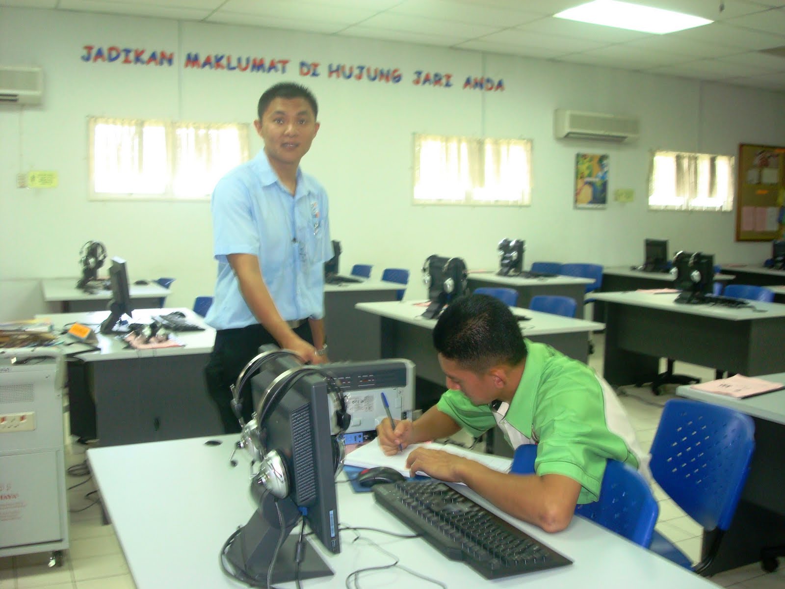 JURUTEKNIK MAKMAL KOMPUTER SEMESCO: April 2010