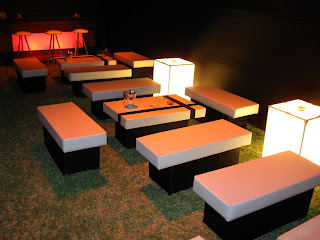 A1 EVENTOS: LOUNGE MODELO MADERA - MESA VESTIDA