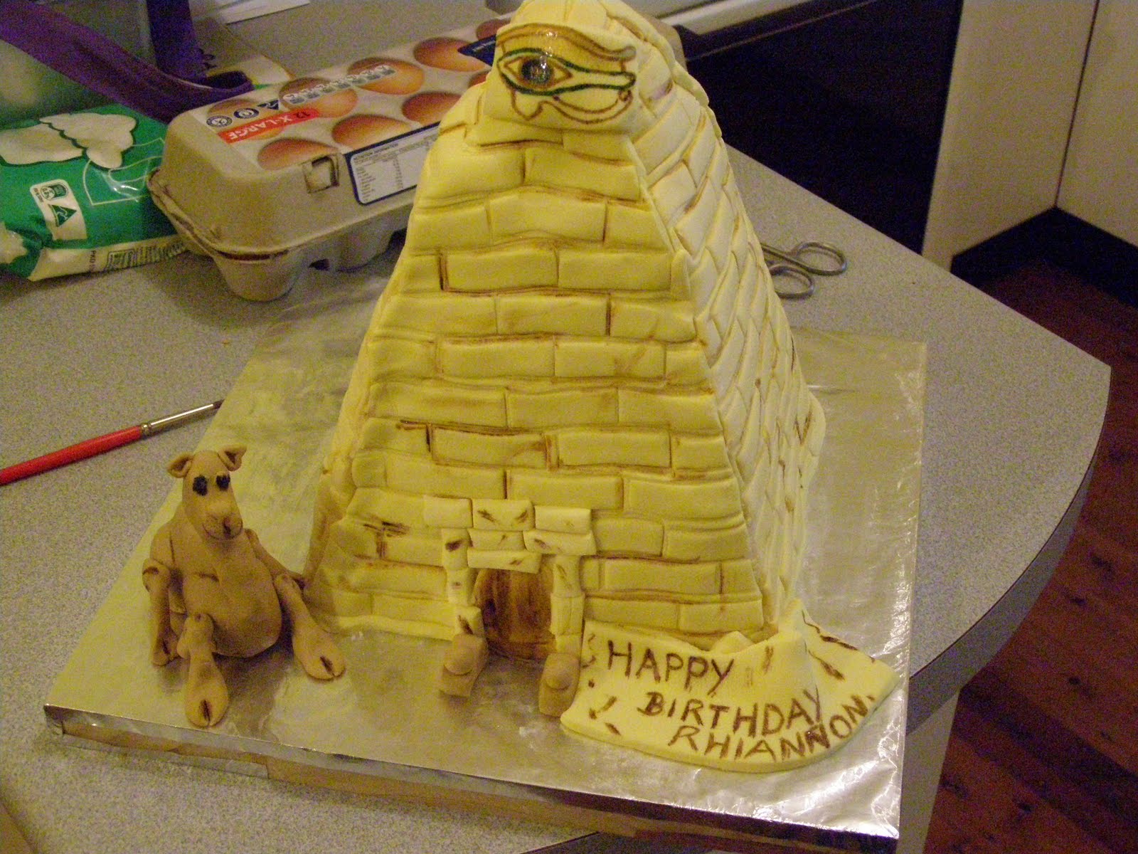 Sweet Mumma's Cupcakes: Rhiannon's Pyramid cake