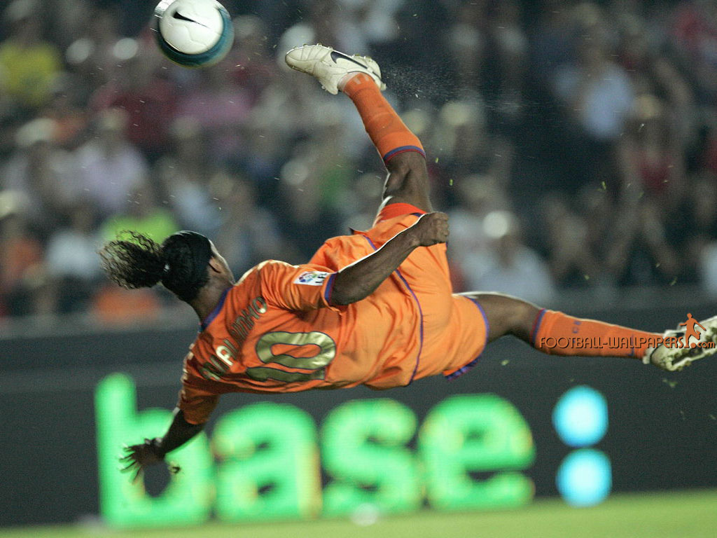 FOOTBALL CRAZY: RONALDINHO- Watz His leg mede off?? Stunning Dribbler