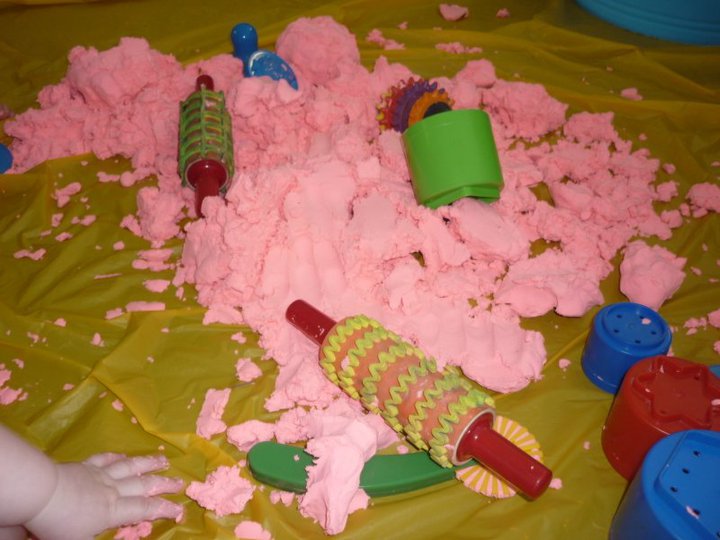 Bello Baby Review: Monkey Feet – Messy play for kids