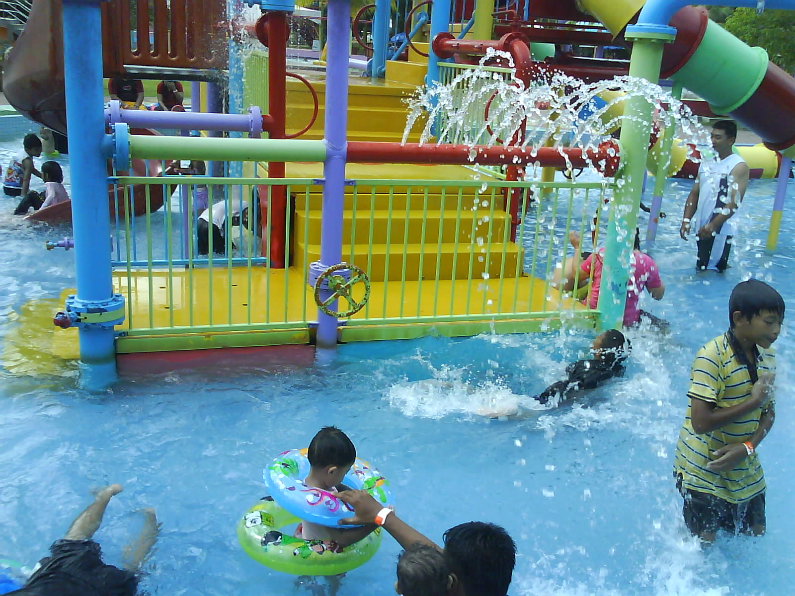 ~: cute mama :~: Seronok Mandi Kolam