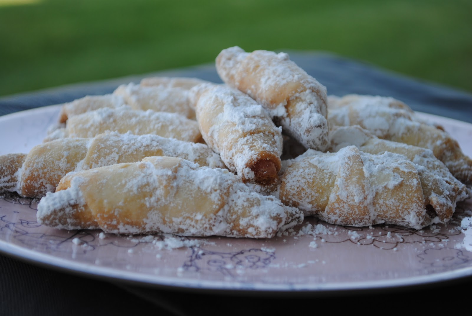 The Complete Art of Cooking: Cornulete fine cu rahat