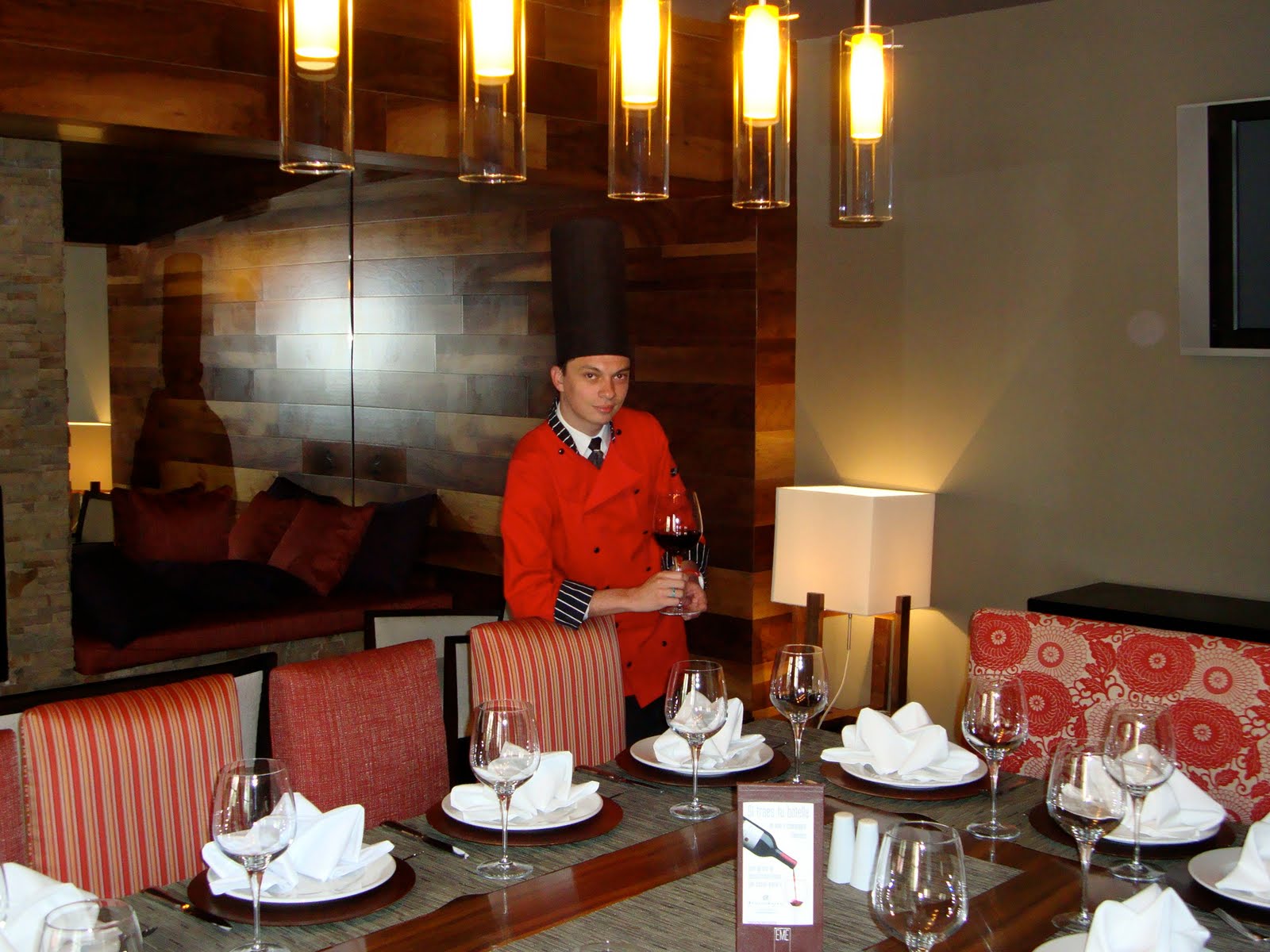 EME Restaurante Lounge: Hazaed Flores, Chef de EME Restaurante Lounge