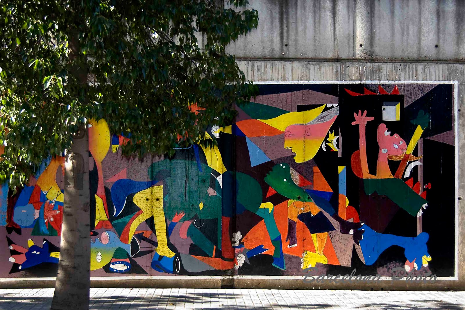 BARCELONA PHOTO: PICASSO GUERNICA COLORED GRAFFITI BARCELONA LA VALL D ...