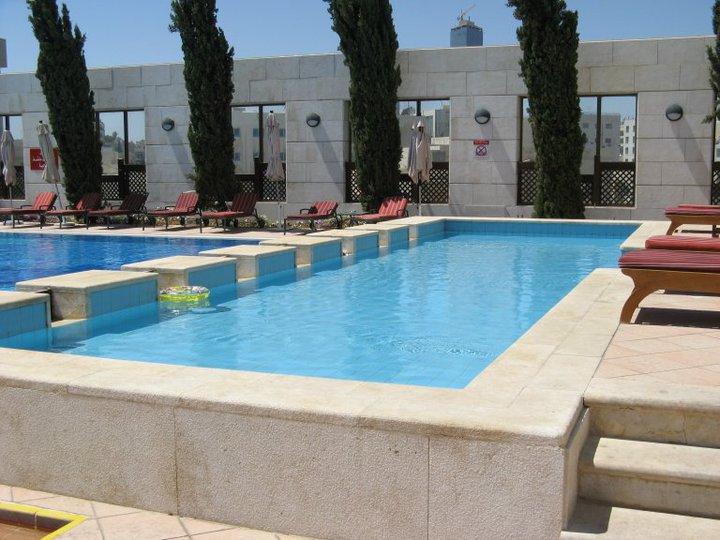 Bibs, Babs, Bobs in Amman: Birthday by the pool at the Sheraton Amman