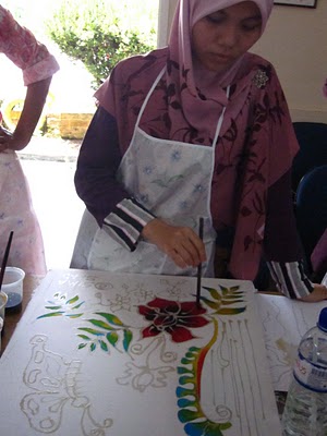 Albi Nadak: Seni Mencanting Batik