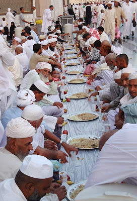 Madina pic.: Iftar in Masjid-e- Nabvi.