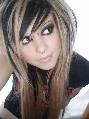Pelo de chicas Emo con mechas rubias | Belleza Emo