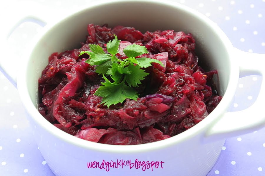Table for 2.... or more: Braised Red Cabbage with Apple and Red Wine