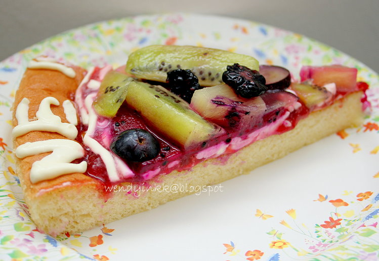 Table for 2.... or more: Pizza Cake