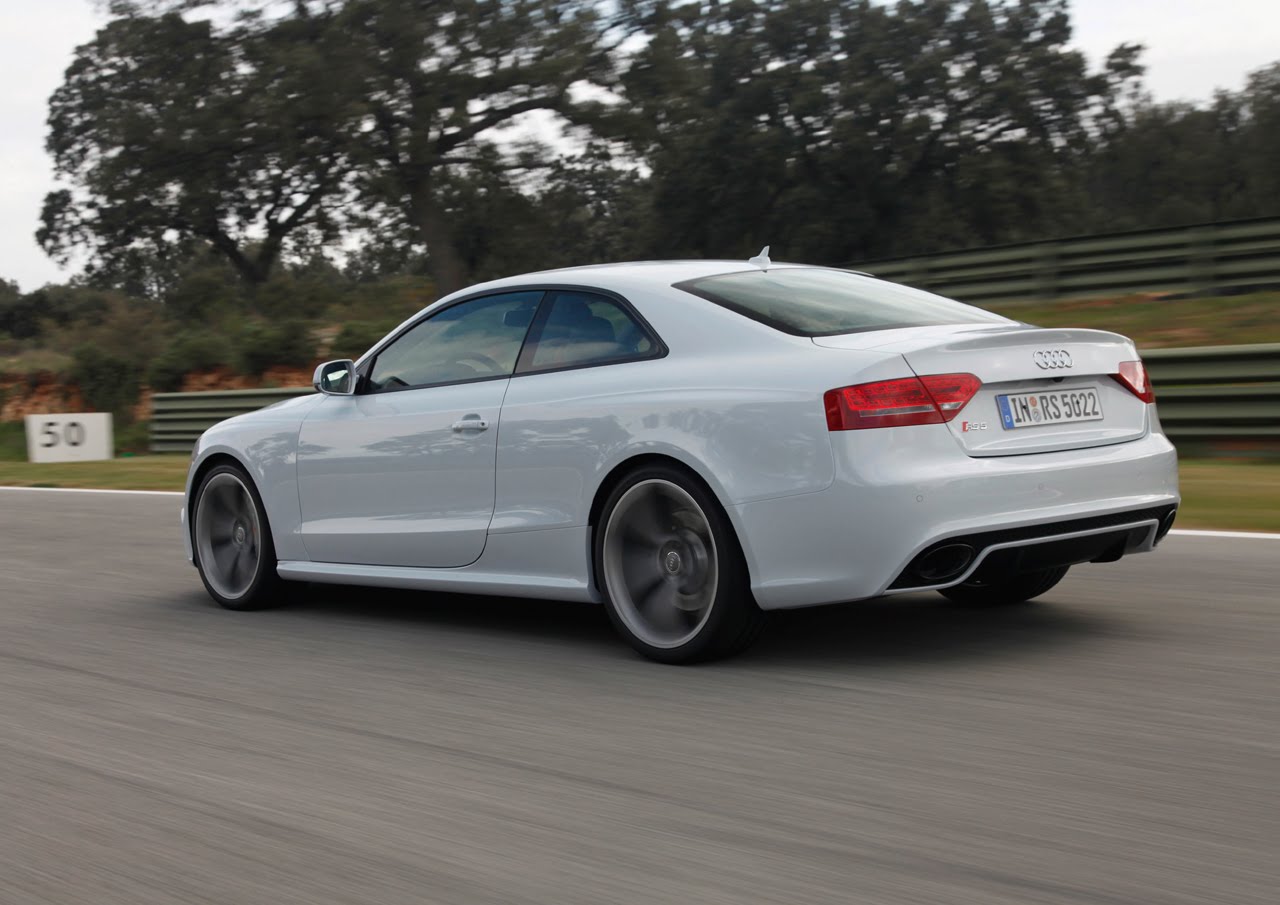 New Photos of Audi RS5 in Sprint Blue and Ibis White | quattroholic.com