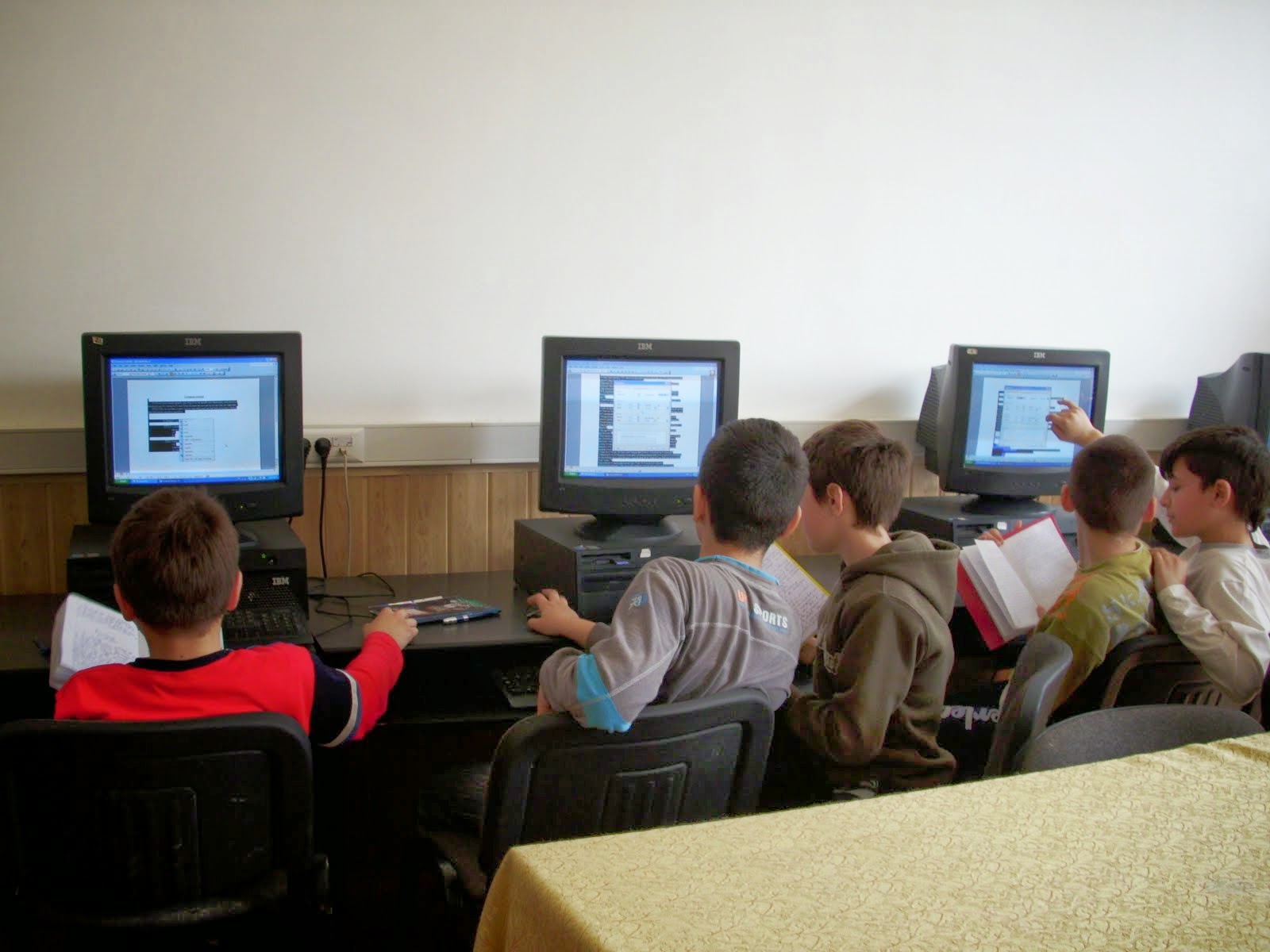 SCOALA CU CLASELE I-VIII SINANDREI (TIMIS): Imagini cabinet informatica