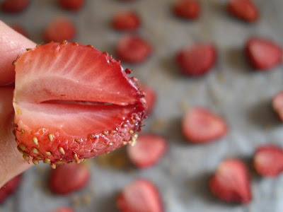 Simply our Daily Bread: Oven Semi-Dried Strawberries