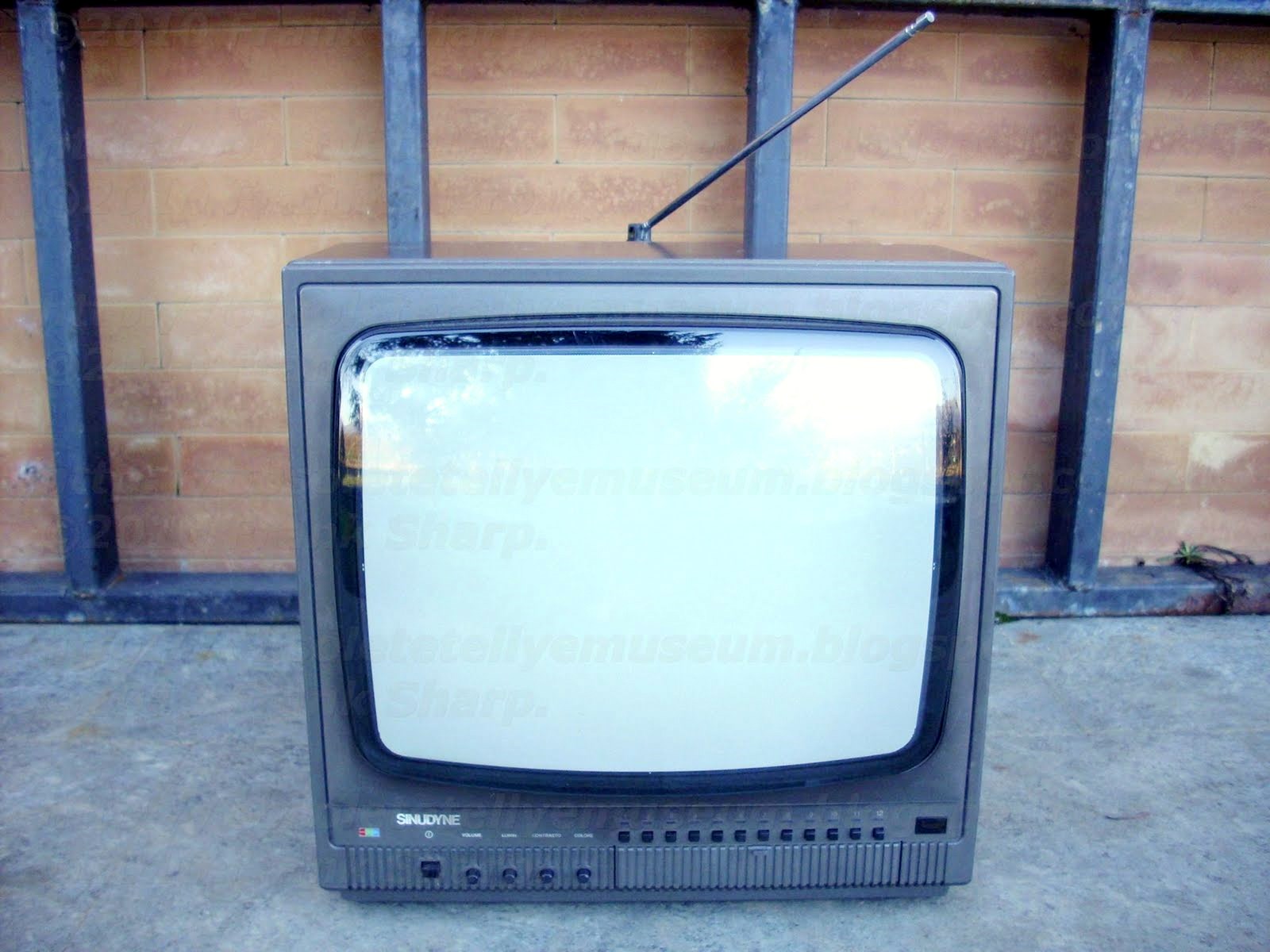 Obsolete Technology Tellye !: SINUDYNE MODEL 1486 YEAR 1986.