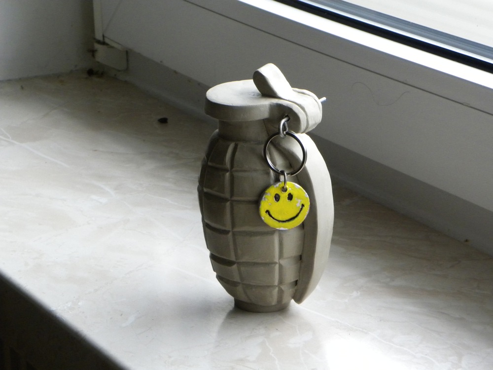 pkDemon Creations: Battlefield Bad Company Smiley Grenade