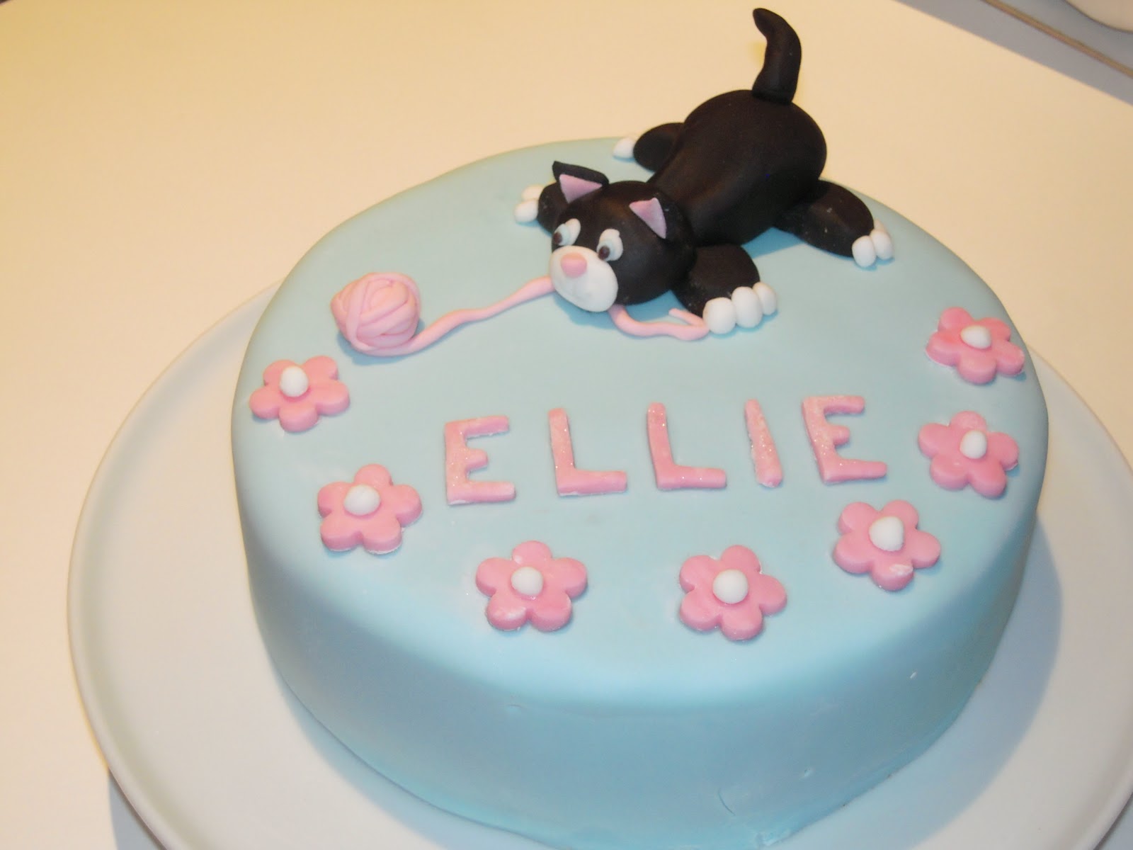 Eileen Atkinson's Celebration Cakes: Kitten birthday cake