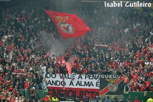 Futebol de Chuteiras e Salto Alto: Claques do Benfica no derby