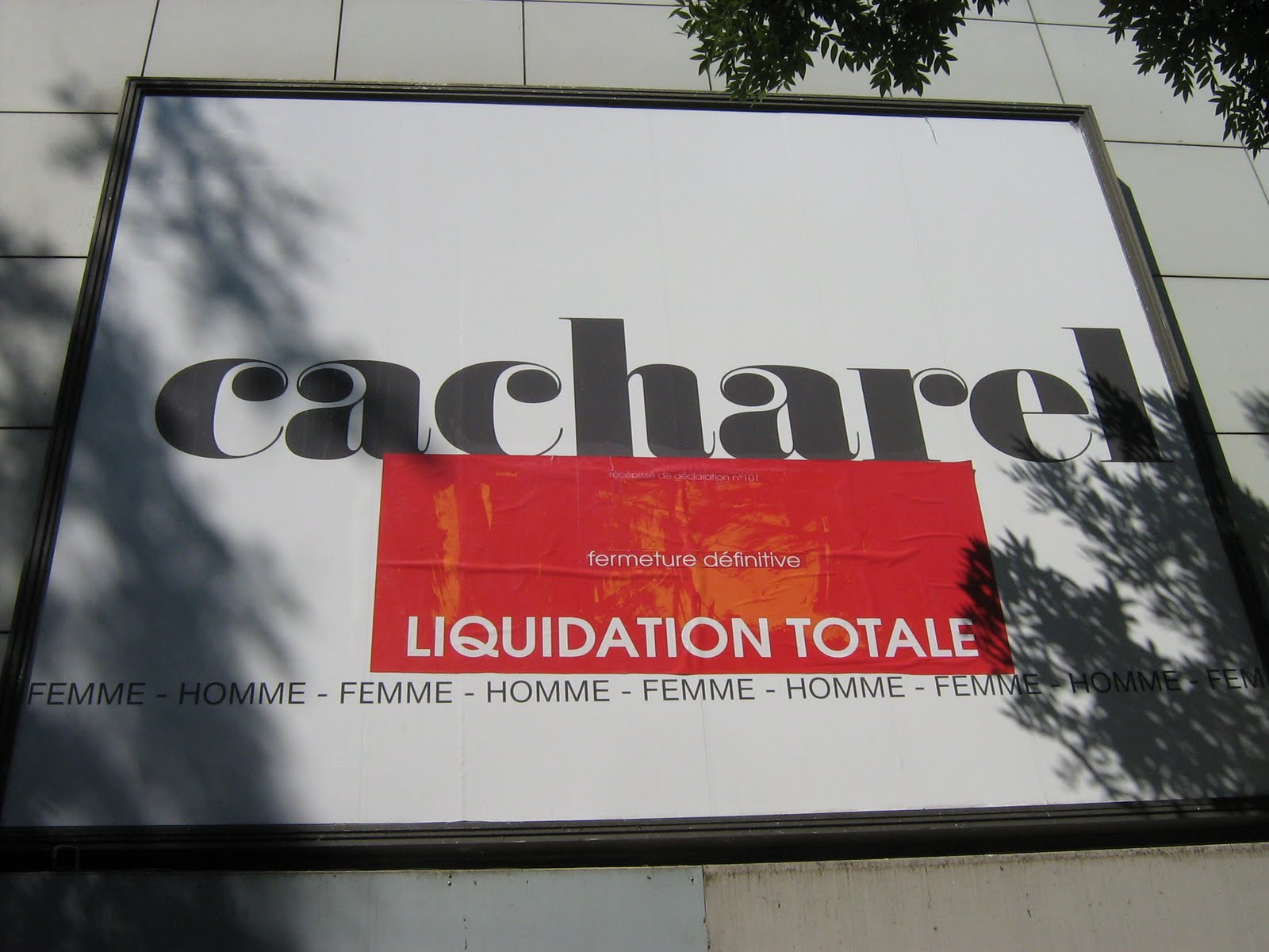 Tour du Mode: Paris / Cacharel, la sale histoire d'une boutique en propre