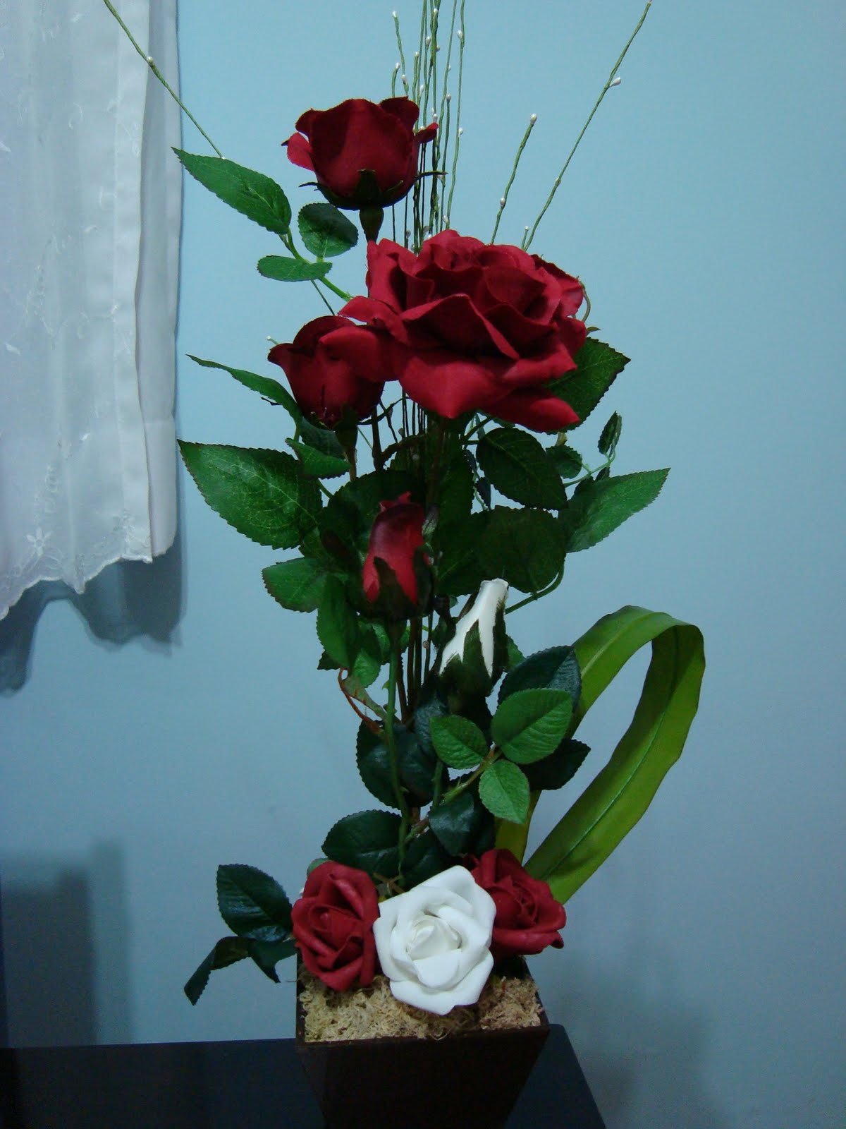 Arte Flores Wash: Arranjo de Rosas Vermelhas de Veludo e brancas