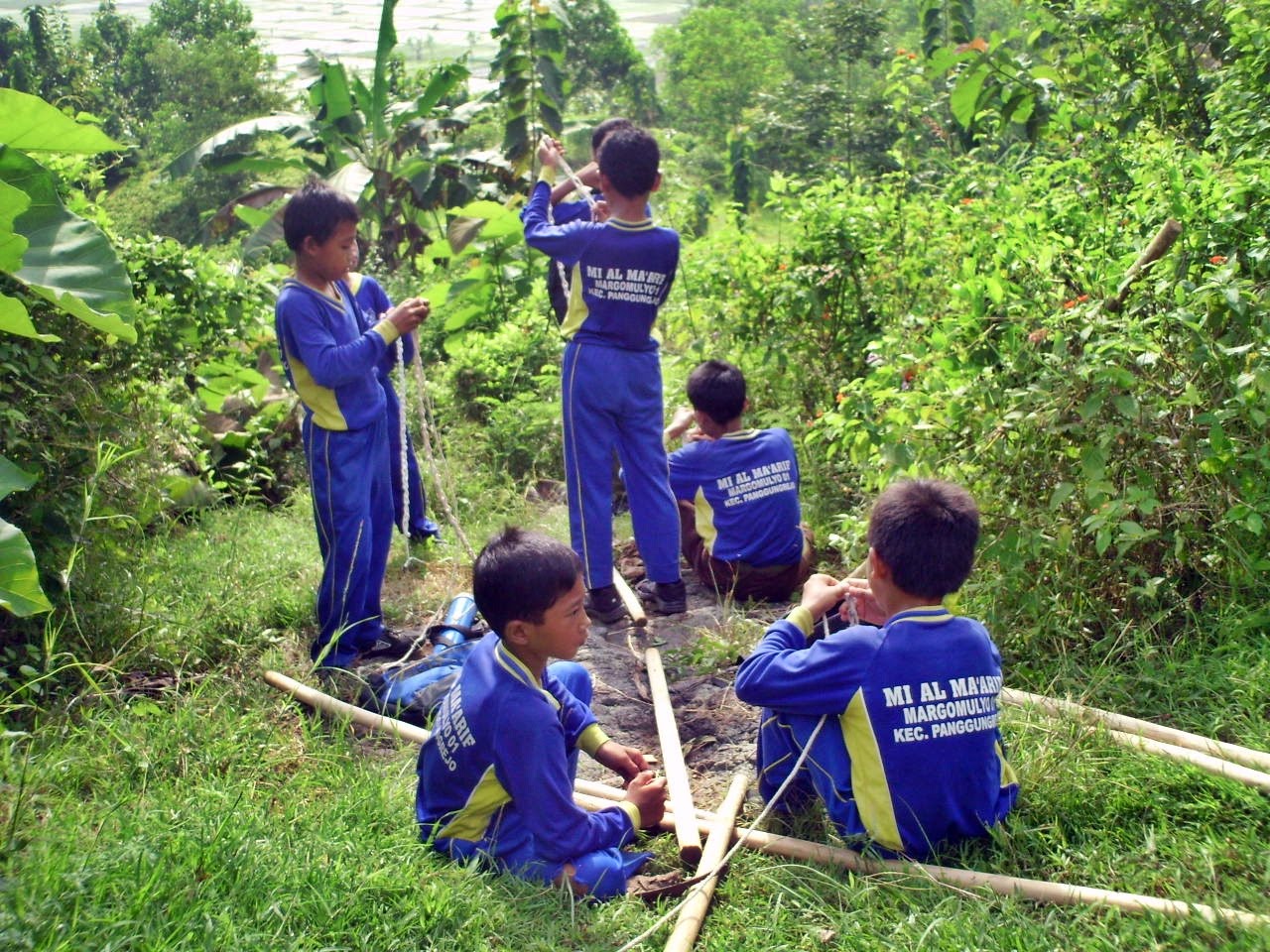MI AL MA'ARIF MARGOMULYO 01: Kegiatan Penjelajahan di Alam Bebas anak ...