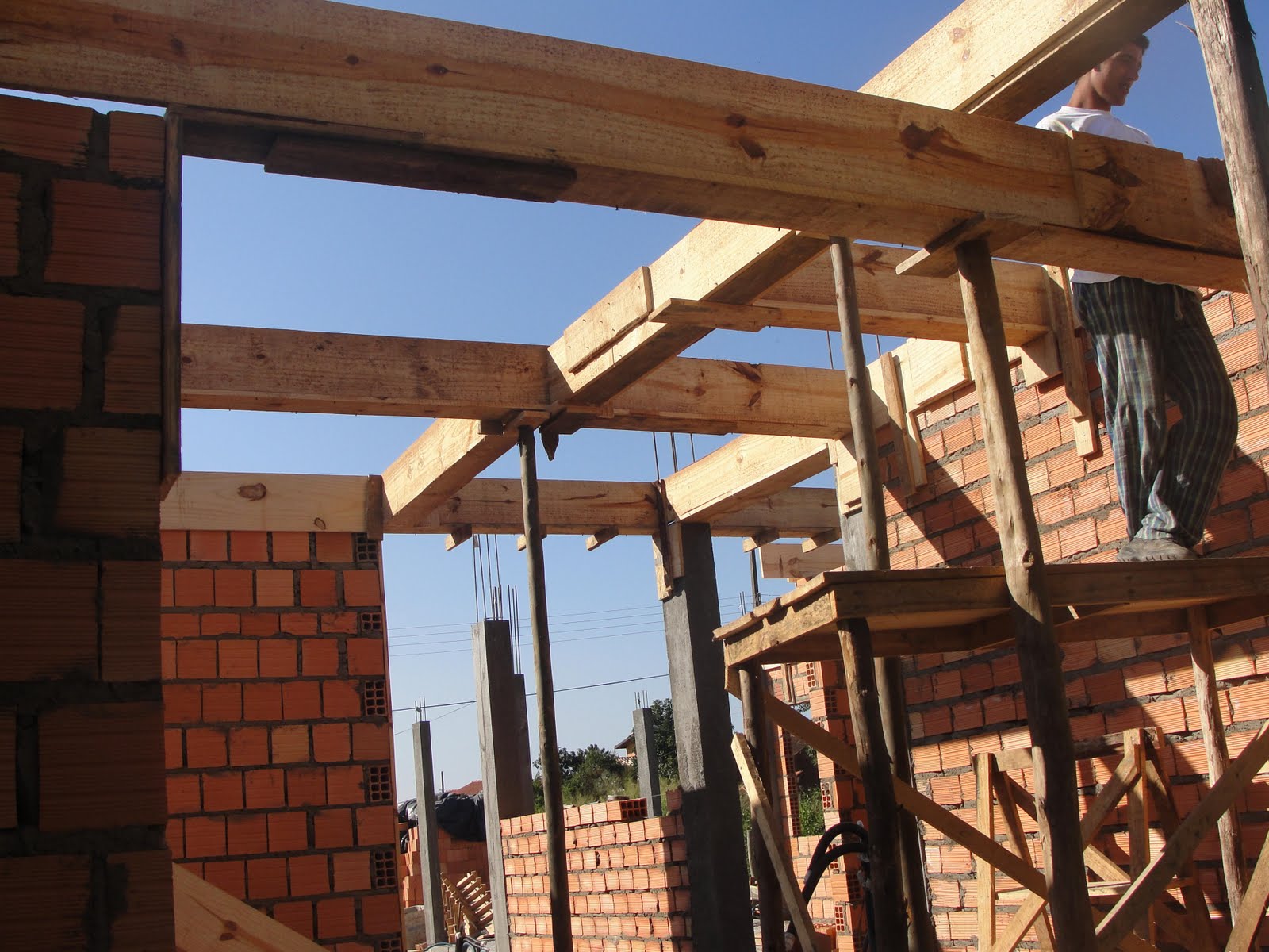 Condominio Pichilemu: Execução da alvenaria térrea e formas para laje ...