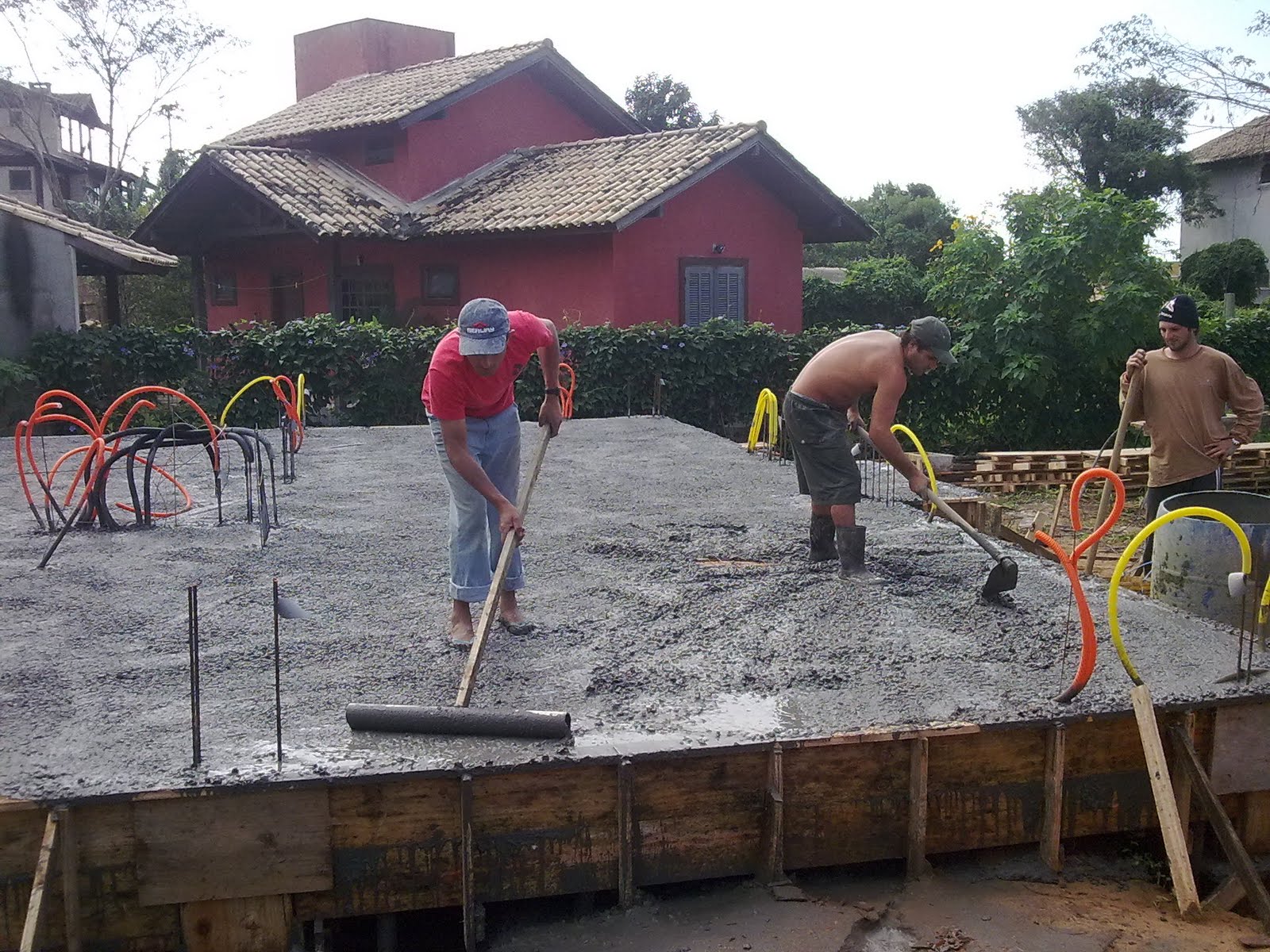 Residência G.F. Campeche: Execução da laje térrea.