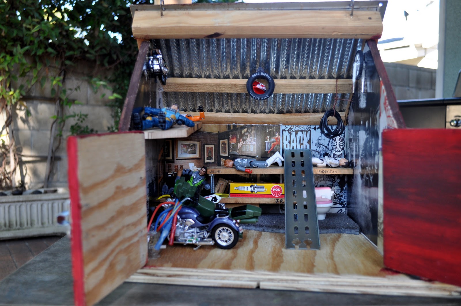 brown bobbin: A Mini Garage