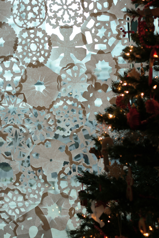 weelife: Snowflake Curtain Behind the Tree