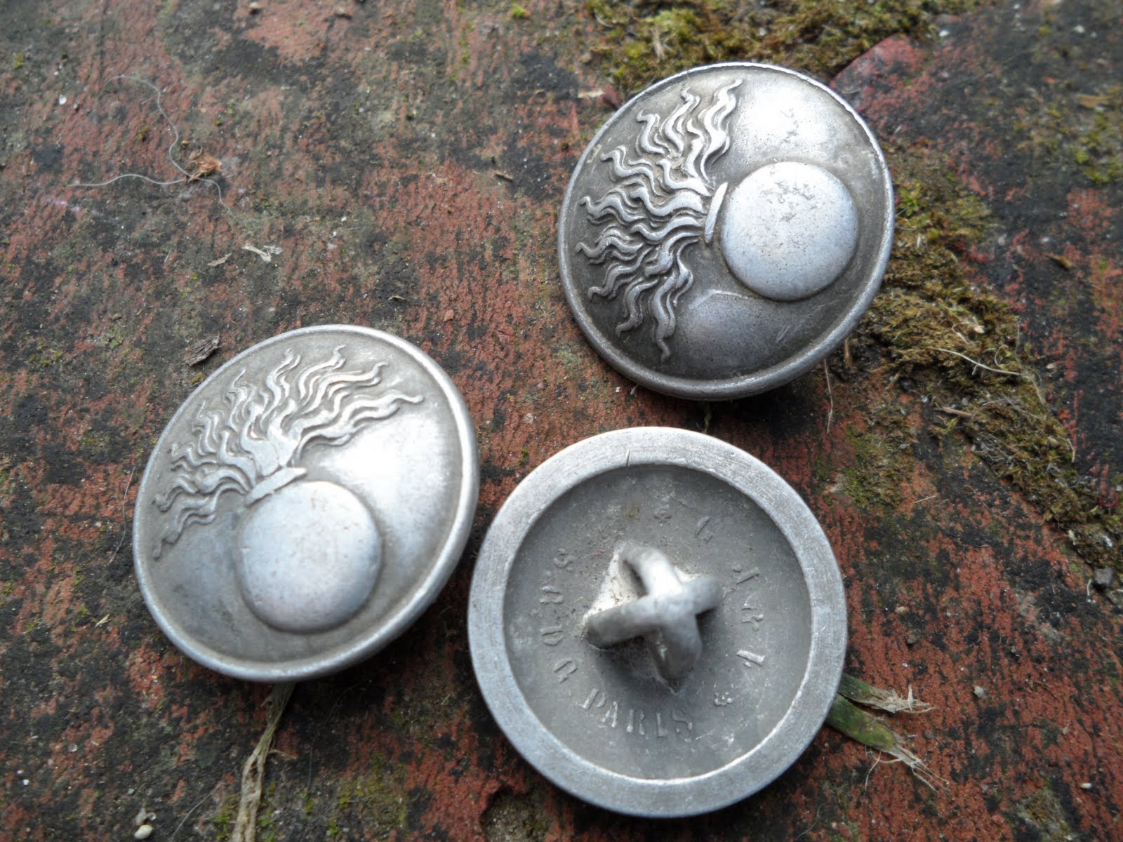 Four Bees: French Buttons