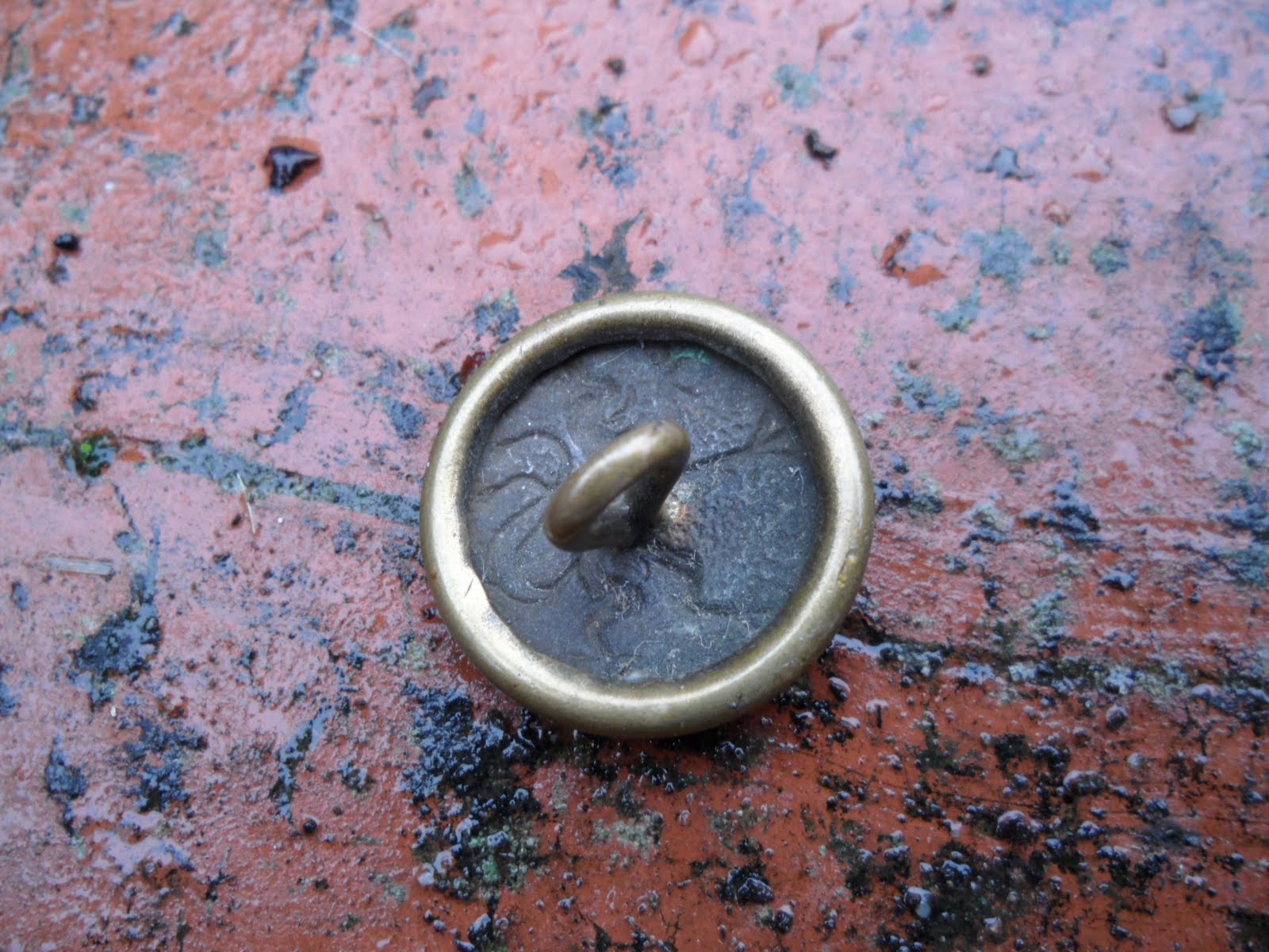 Four Bees: WW1 Button Grouping