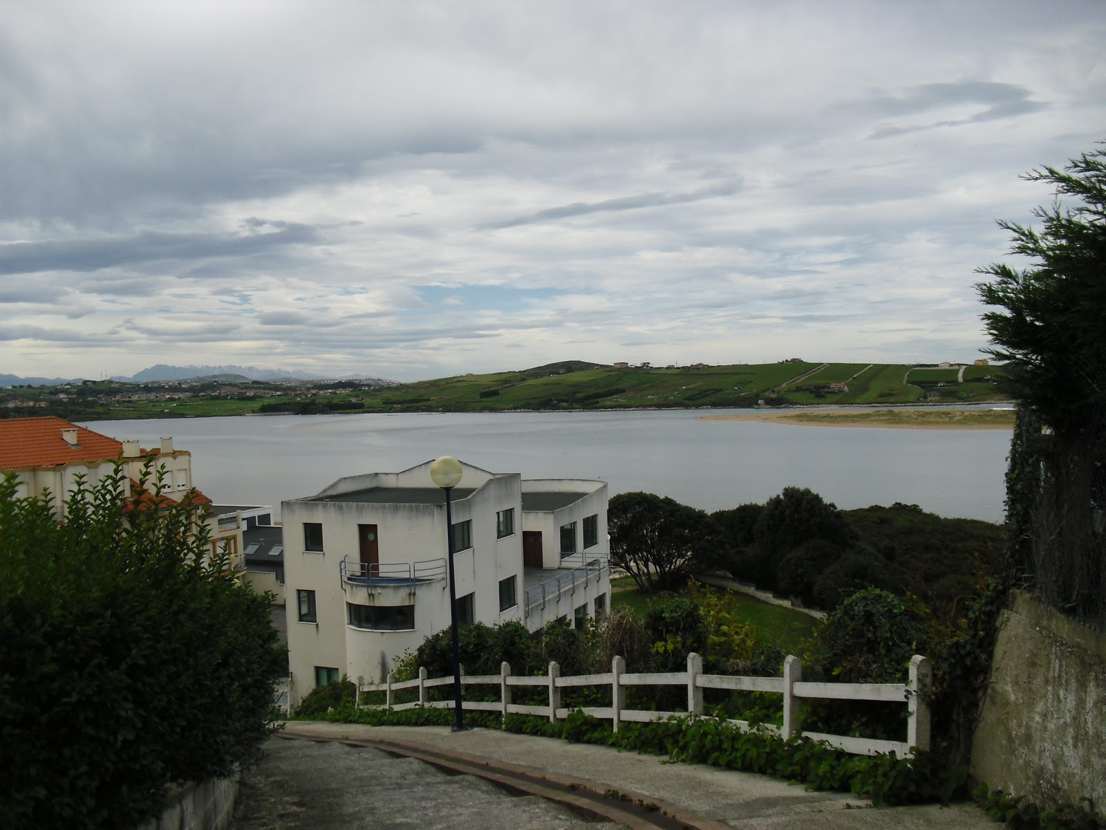 playas y paseos por la costa: PASEO MARITIMO DE MOGRO