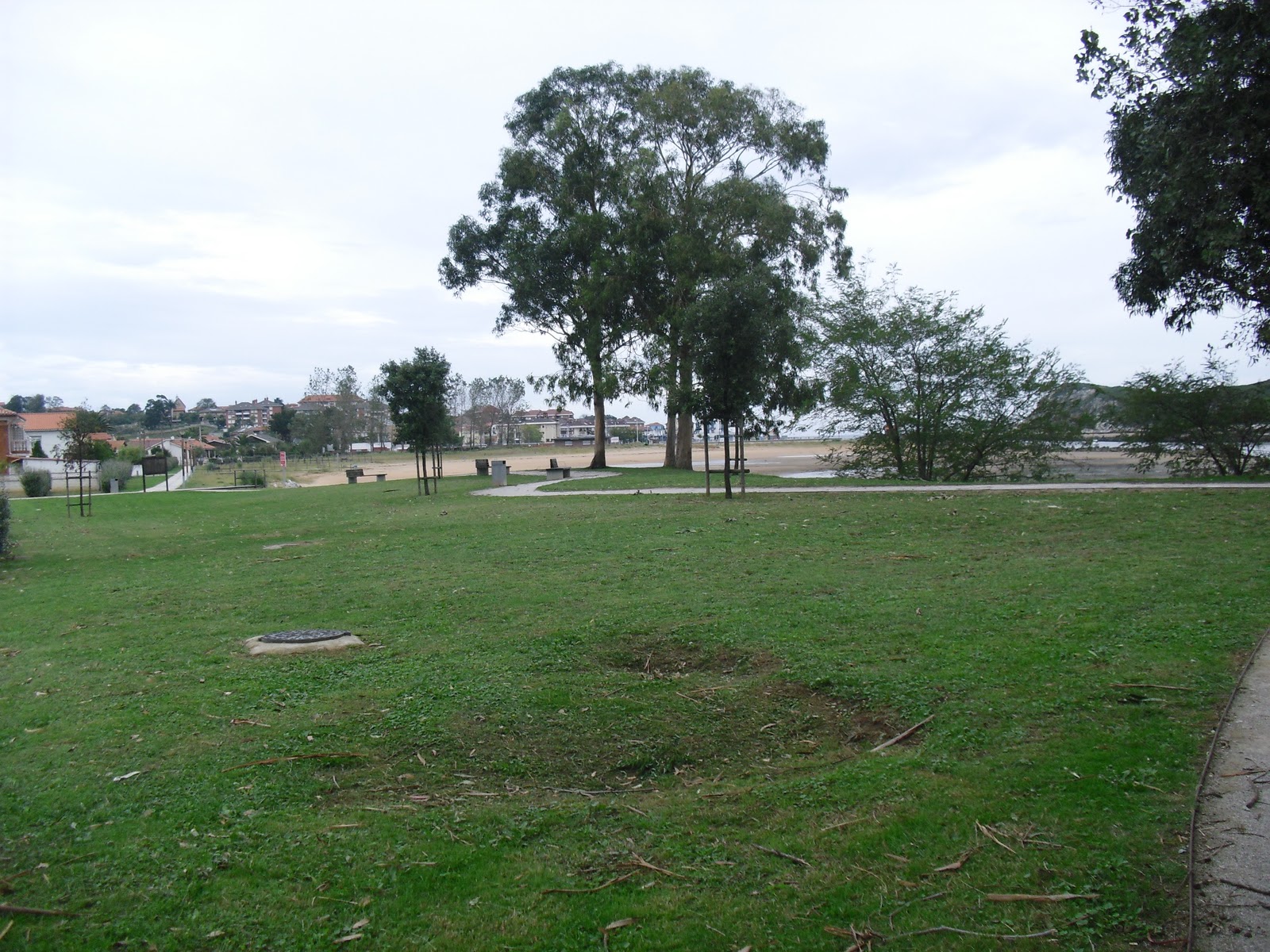 playas y paseos por la costa: PLAYA Y PARQUE LA RIBERUCA EN SUANCES