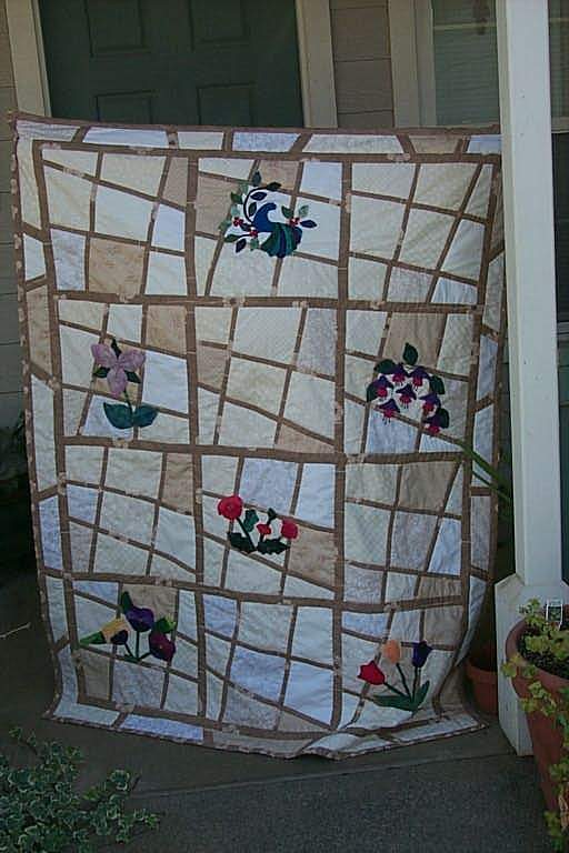 Quilting is my Passion: Magic Tile quilt with applique flowers