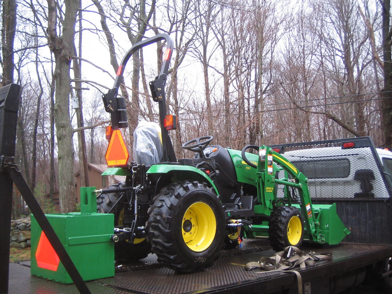 Javas Barn: rain, new tractor - John Deere 2320