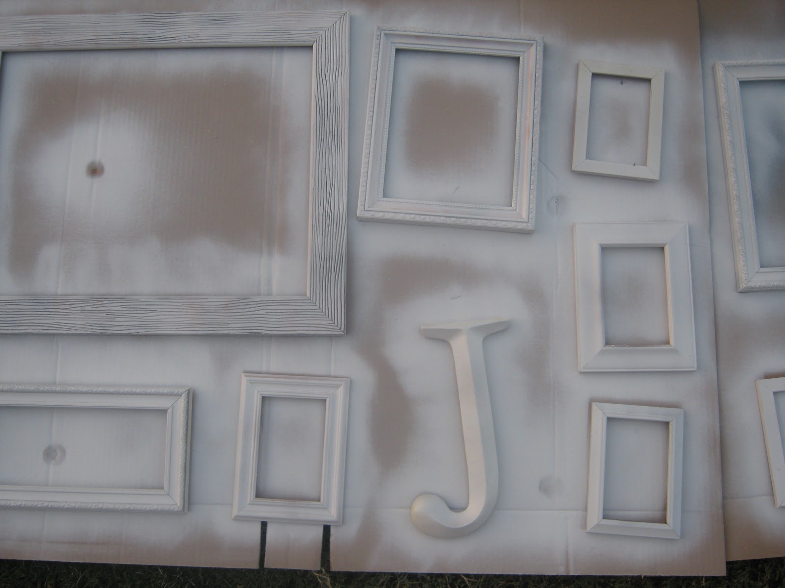 Dwelling & Telling: DIY: Empty Frame Collage