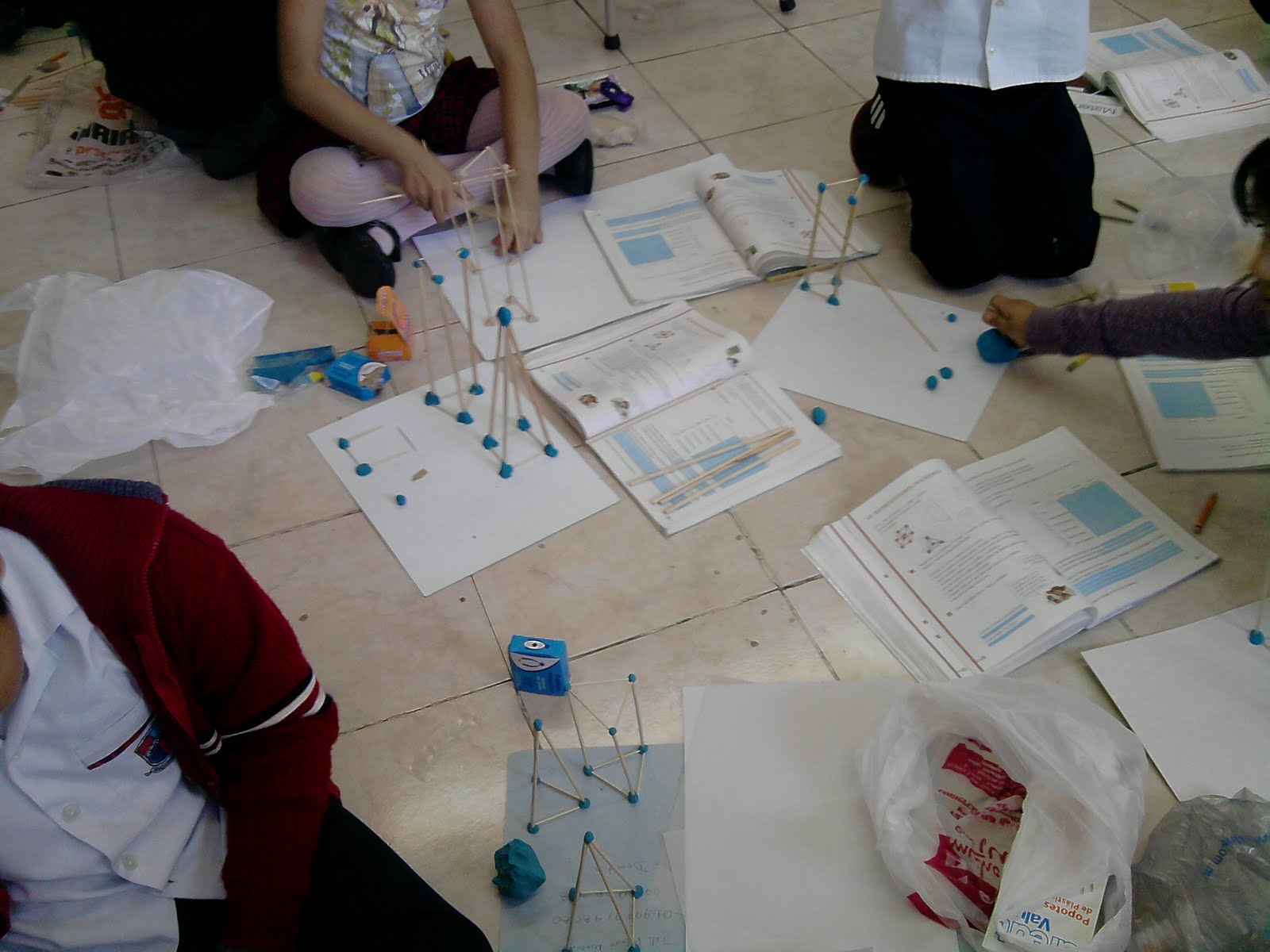 Somos Emeritense: Figuras geometricas con popotes.