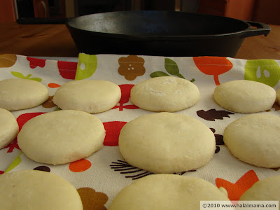 Halal Mama: Batbout (Moroccan small pita bread)