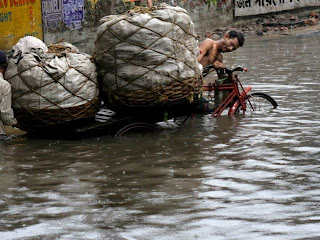 SONRISAS DE BOMBAY: El monzón azota la India