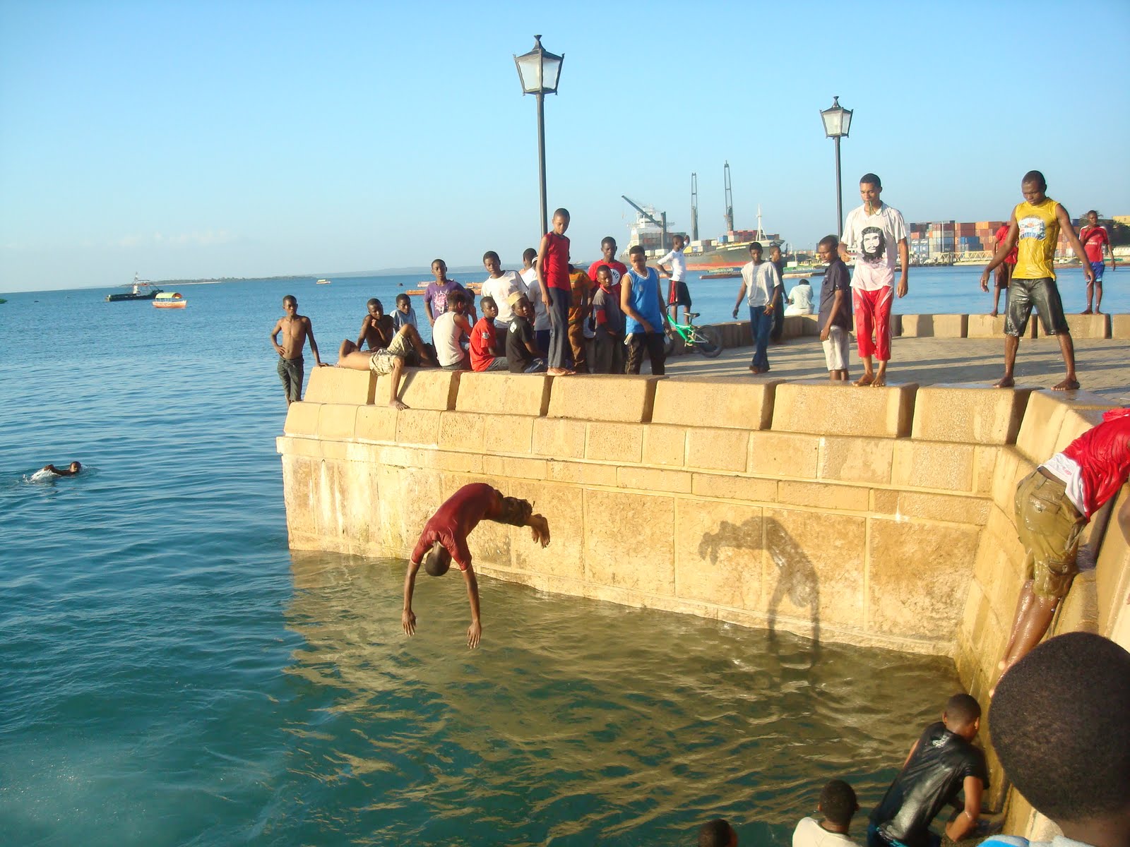 UTANDAWAZI: MAMBO YA ZANZIBAR ENEO LA FORODHANI BIJANA WAKIPIGA MAKACHU