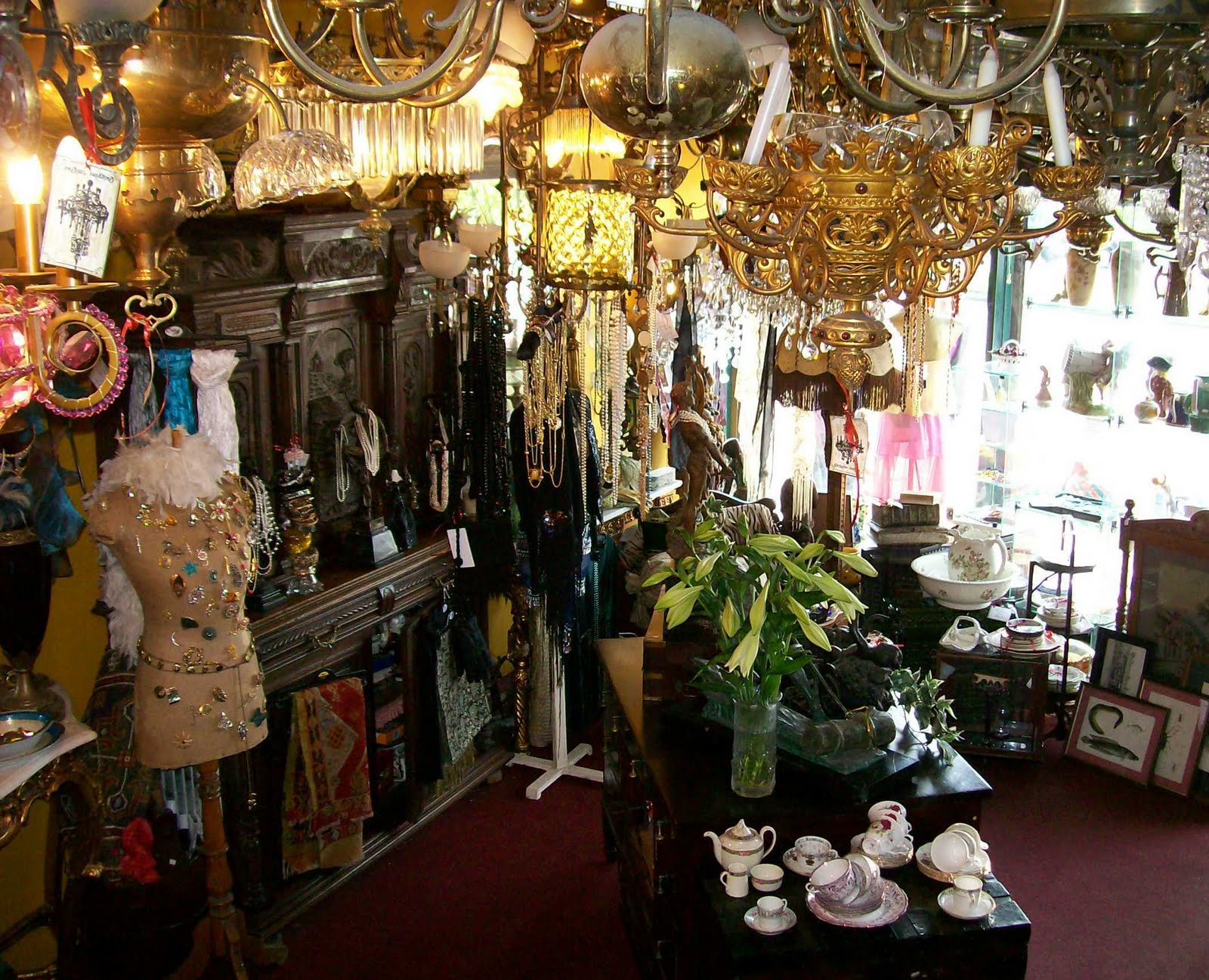 Quiggins AttiQue: INSIDE QUIGGINS ATTIQUE